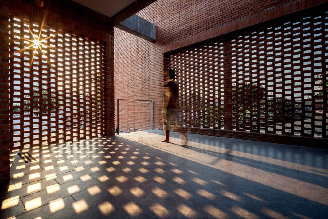 Celosías de ladrillo perforado, oda a la arquitectura sostenible ...